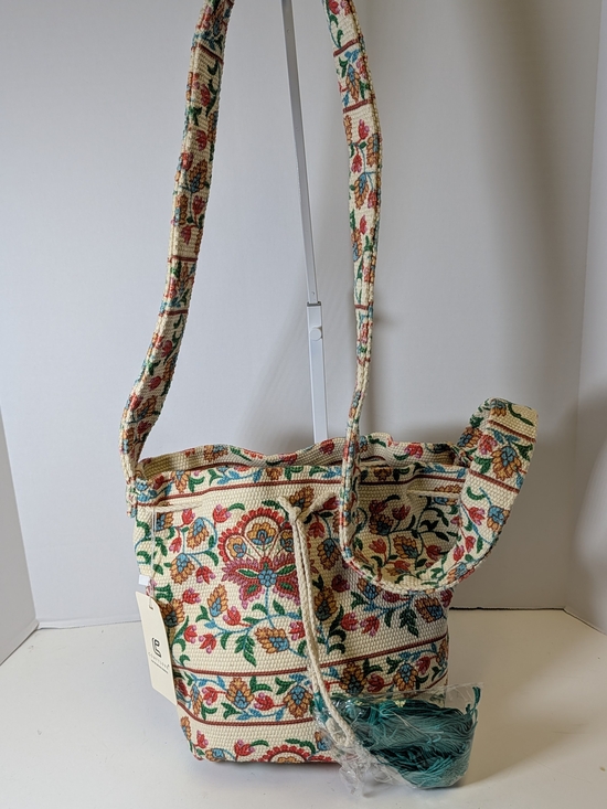 comfyluxe | Bags | Cream Floral Embroidered Shoulder Bag With Tassel ...